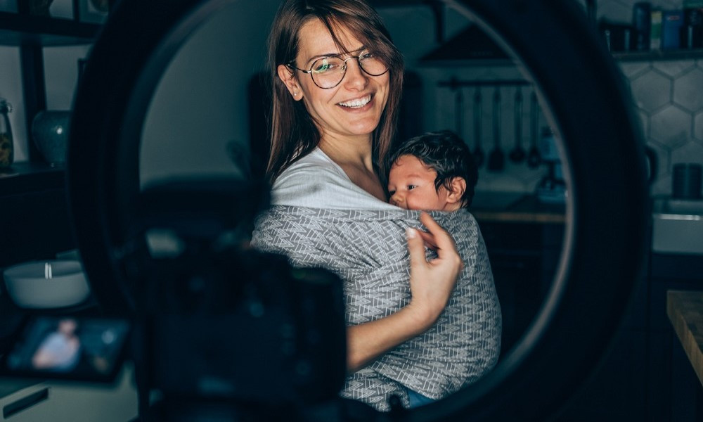 Momfluencers bieden herkenning: ‘In de onzekerheid van jonge ouders zit ...