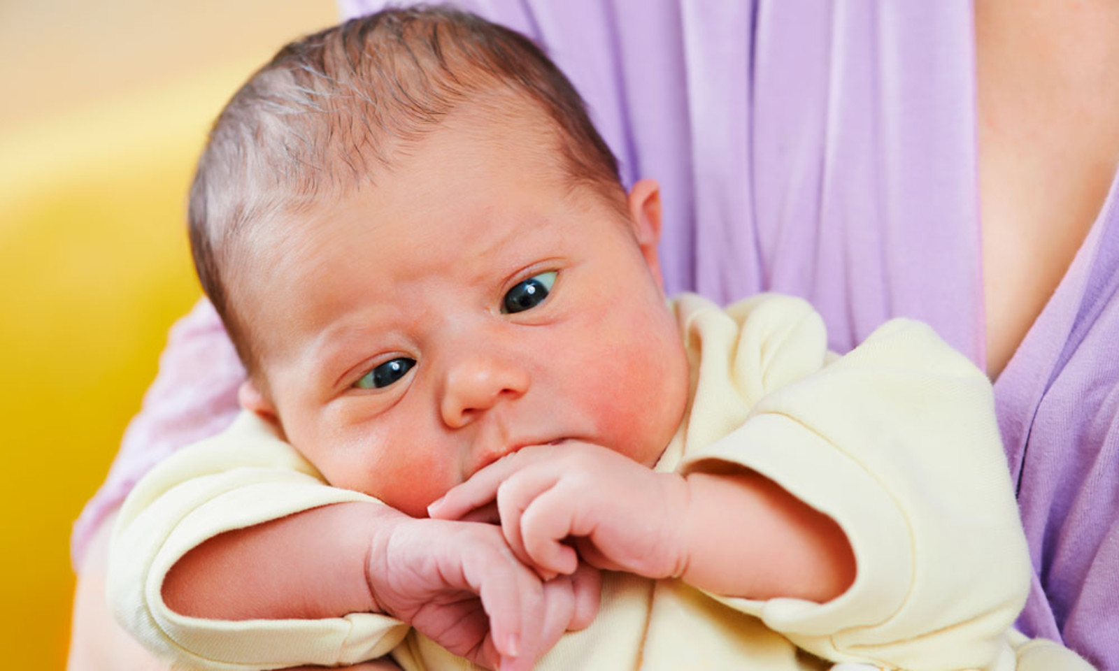 Loensen: als je baby scheel kijkt - Ouders van Nu