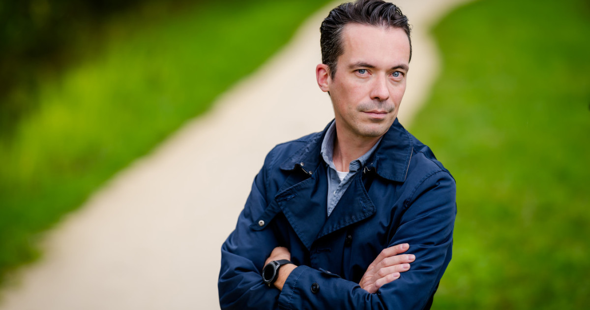 Sander zag zijn tweelingzonen in de wieg en zijn lijf schreeuwde: ‘Dit ...