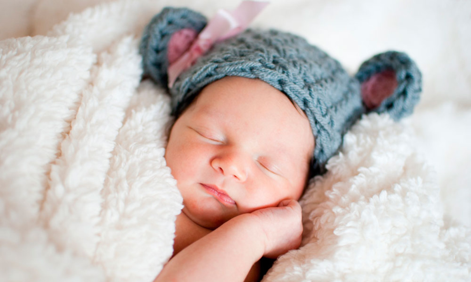 Baby 1 maand oud: hoofd omhoog - Ouders van Nu