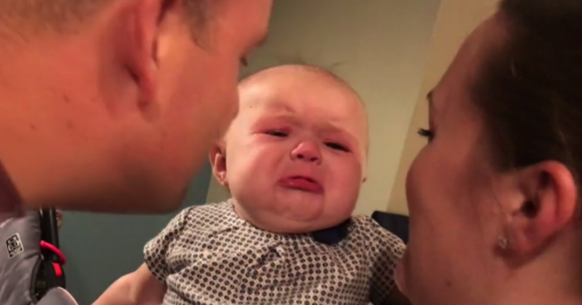 Baby huilt als ouders elkaar kussen