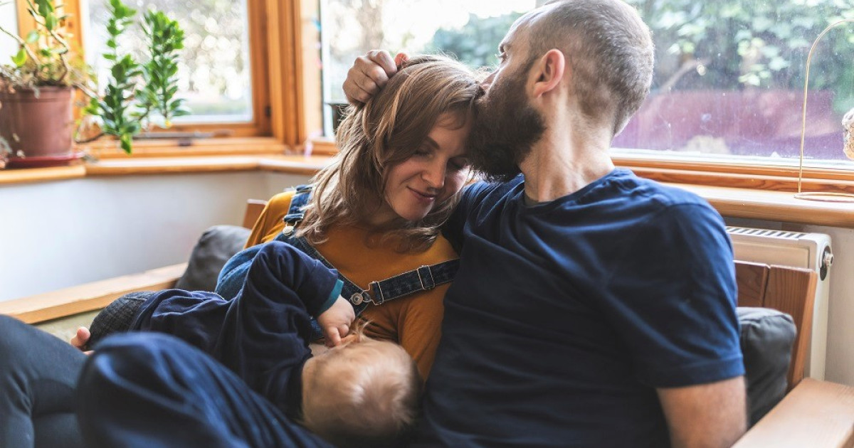 11 dingen die je partner doet als je borstvoeding geeft (als je geluk ...